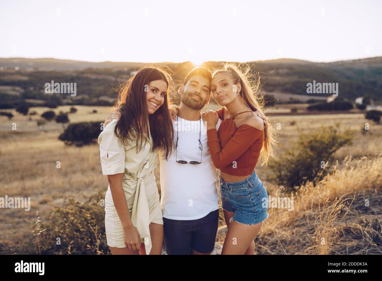 Man friends summer smiling hi-res stock photography and images - Alamy