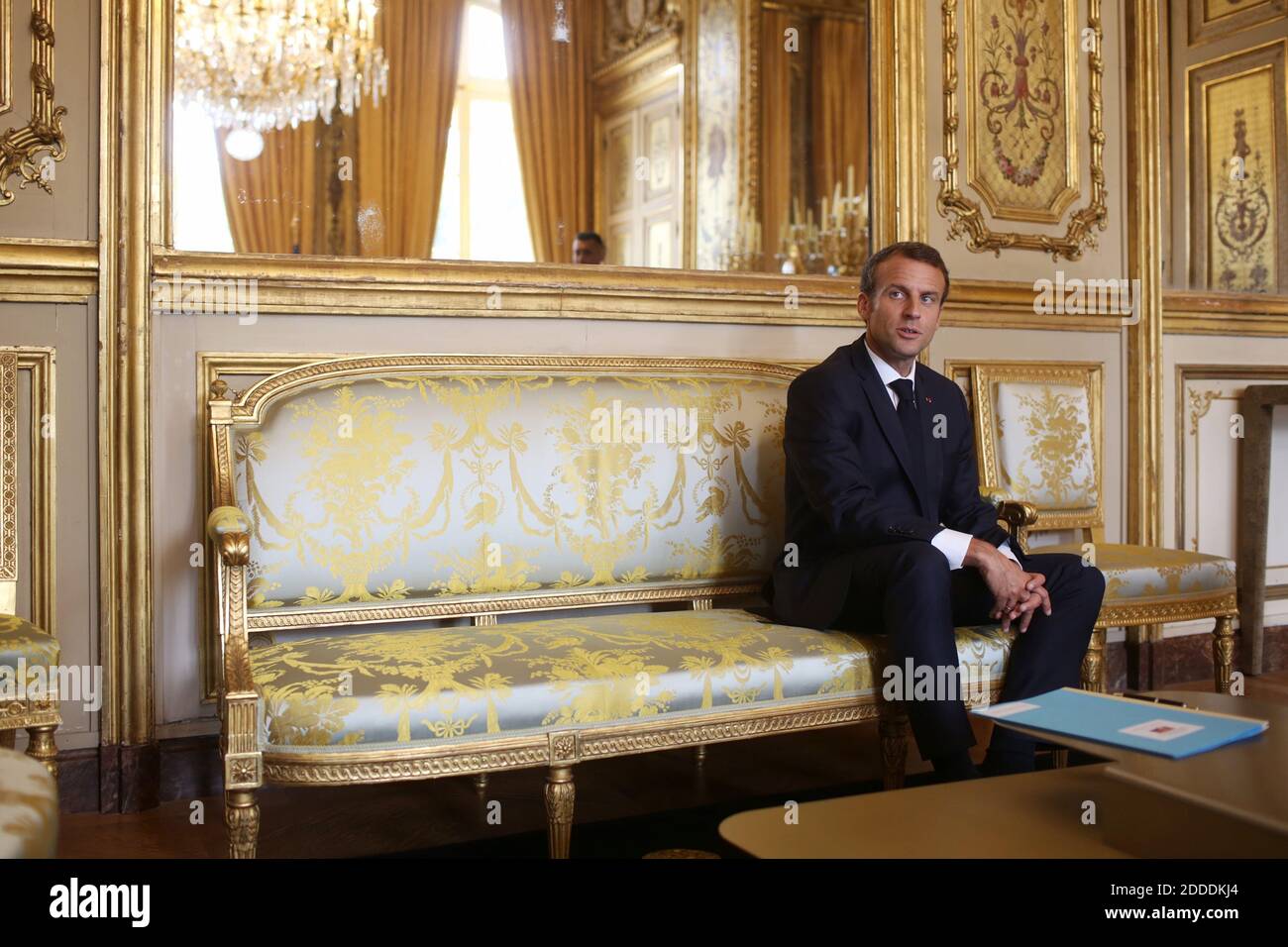 French President Emmanuel Macron (L) and his Serbian counterpart ...