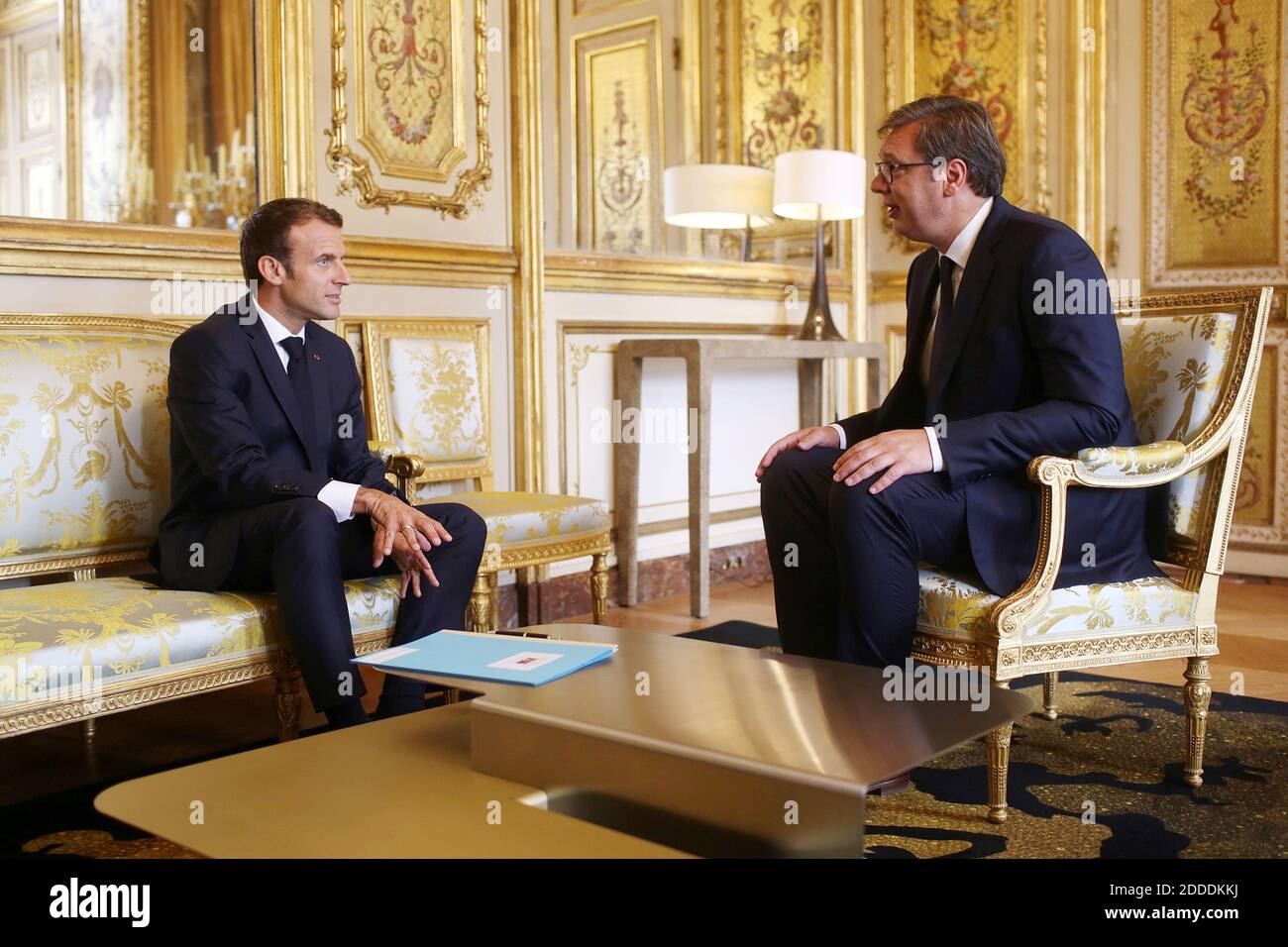 French President Emmanuel Macron (L) and his Serbian counterpart ...