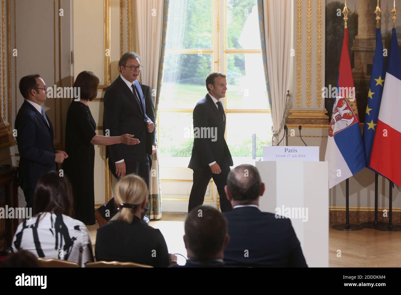 French President Emmanuel Macron (R) and his Serbian counterpart ...