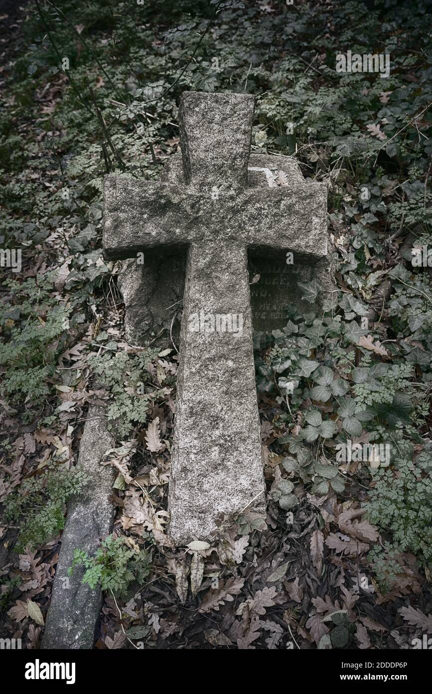 Toppled tombstone hi-res stock photography and images - Alamy