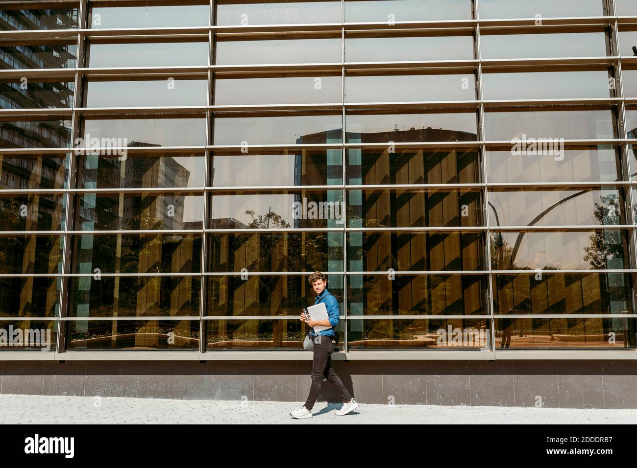 Exterior modern office building on hi-res stock photography and images ...