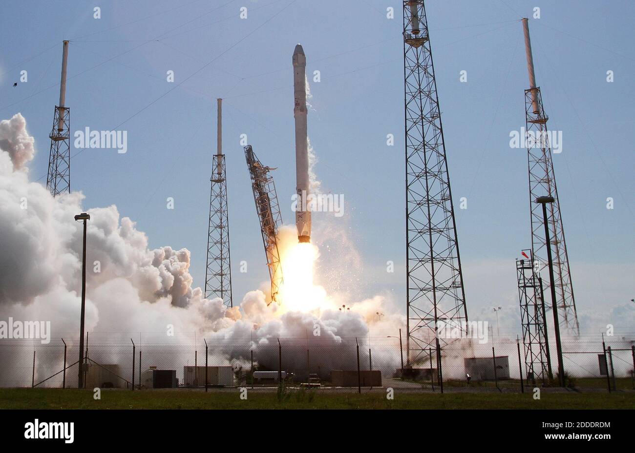 Orbiting lab hi-res stock photography and images - Alamy