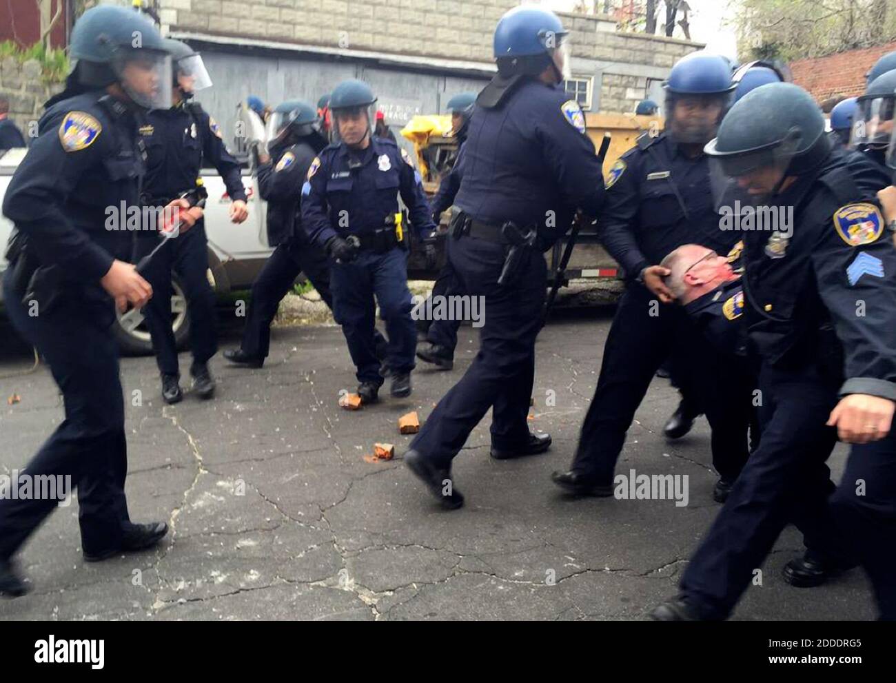 Injured police officer hi-res stock photography and images - Alamy