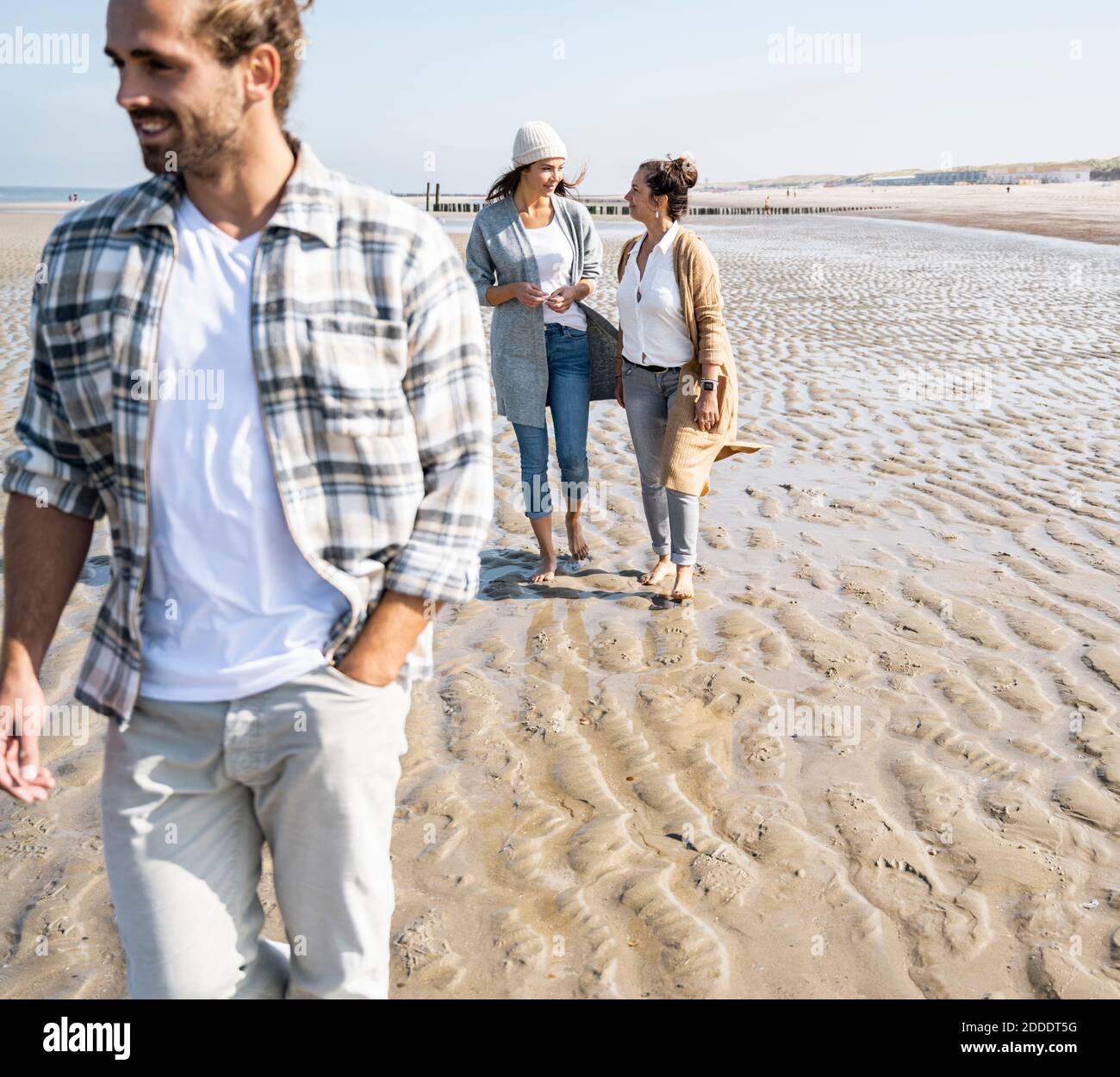 Women walking in sunshine hi-res stock photography and images - Alamy