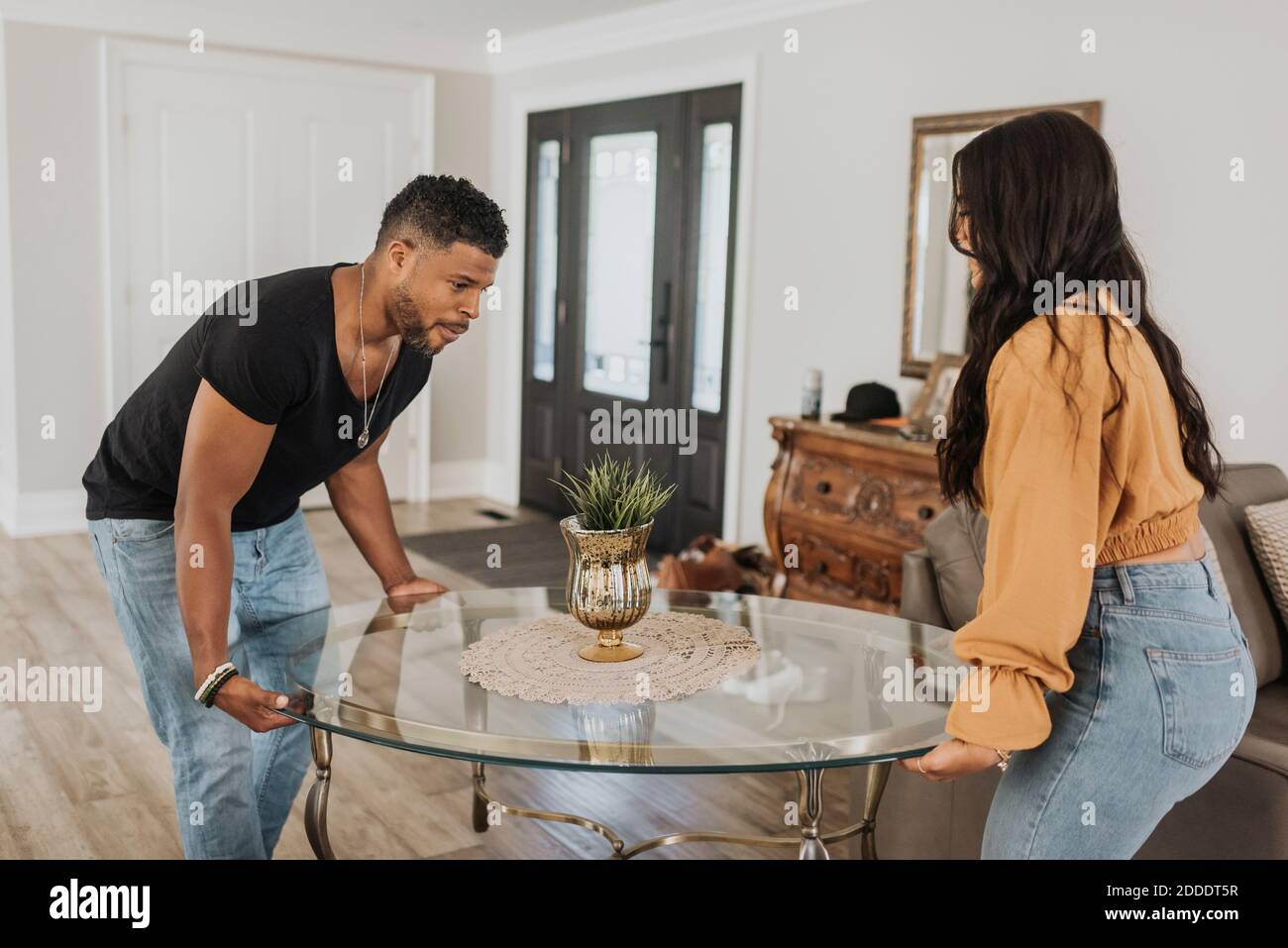 Men carrying table hi-res stock photography and images - Alamy