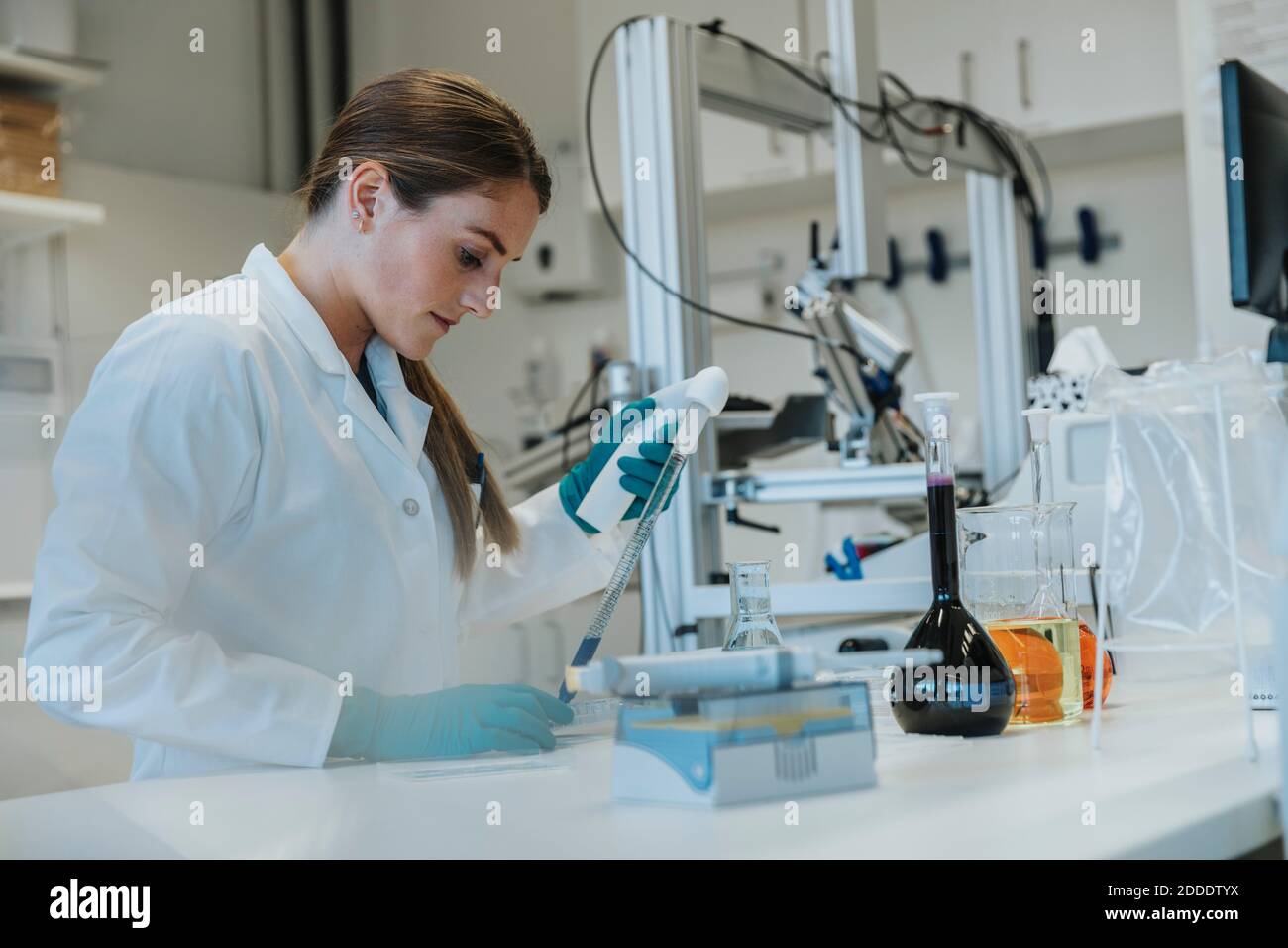 Female laboratory assistant hi-res stock photography and images - Alamy