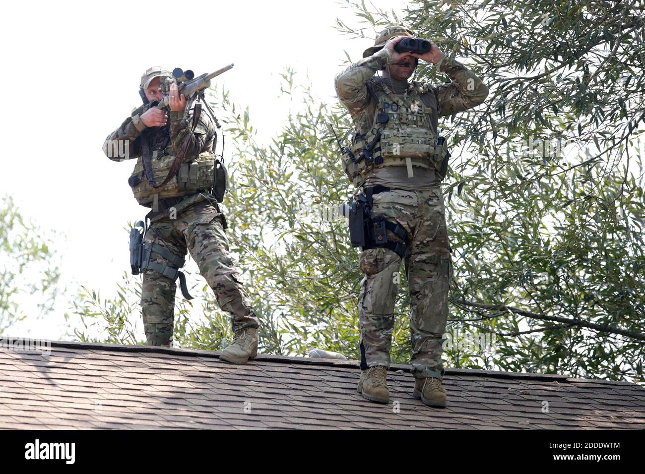 Roof top sniper hi-res stock photography and images - Alamy