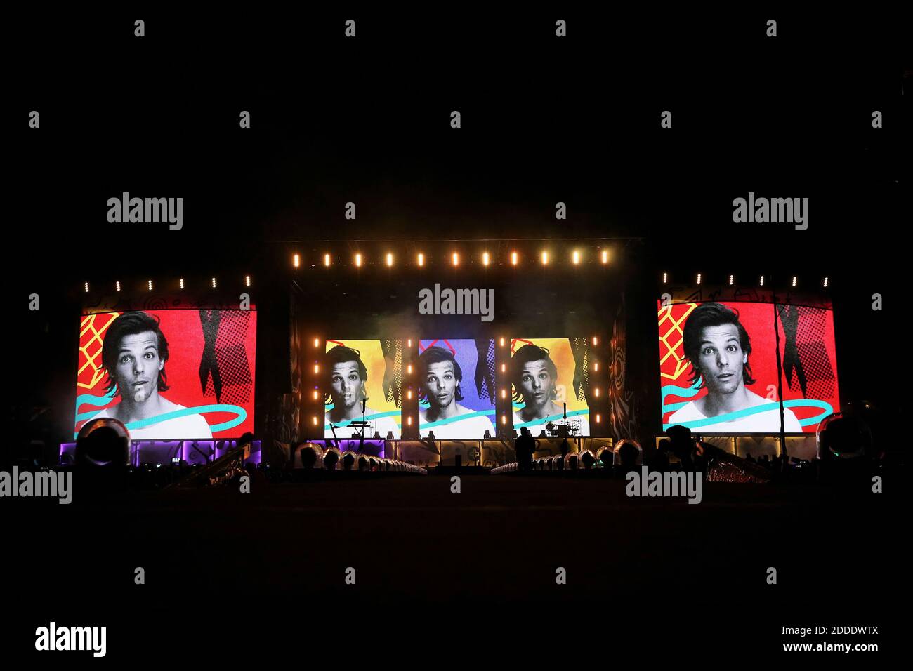 NO FILM, NO VIDEO, NO TV, NO DOCUMENTARY - One Direction performs at ...