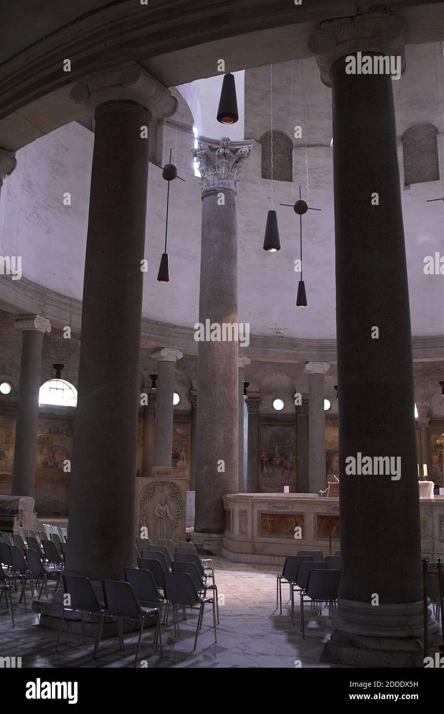 Altar basilika santo stefano hi-res stock photography and images - Alamy