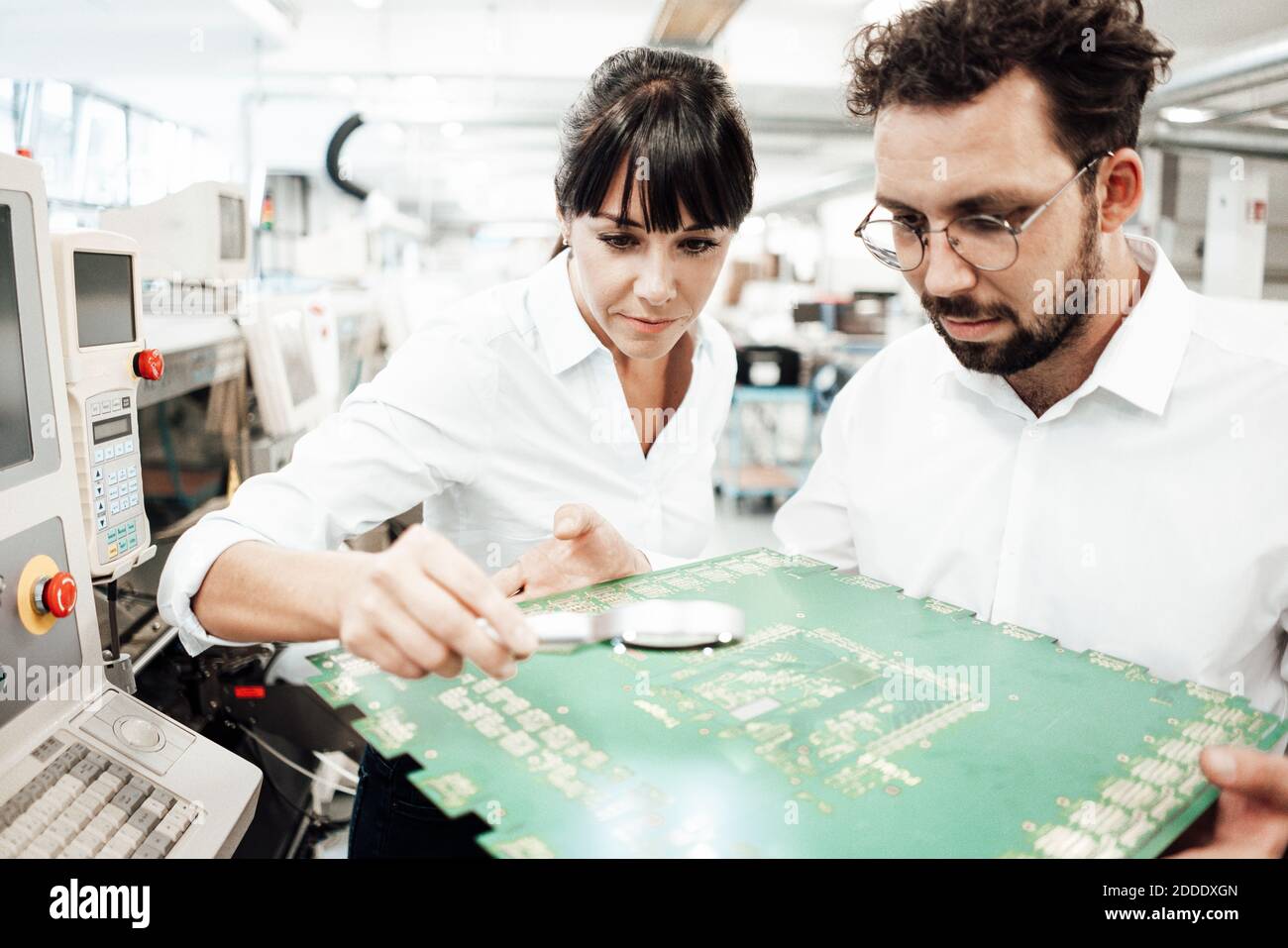 Large magnifying glass hi-res stock photography and images - Alamy