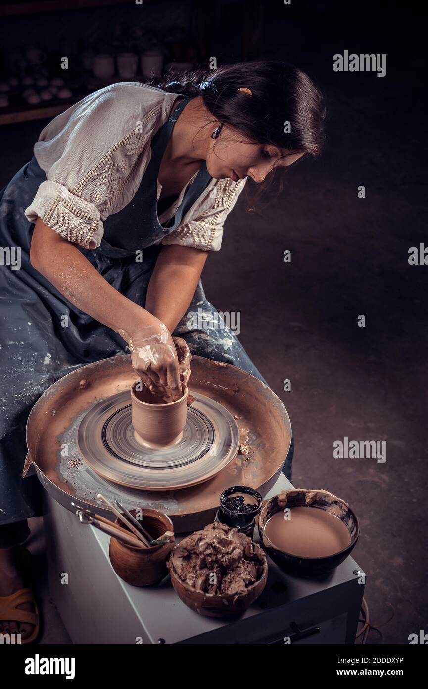 Processing clay ware and making dishes, process. Ceramics of handwork ...