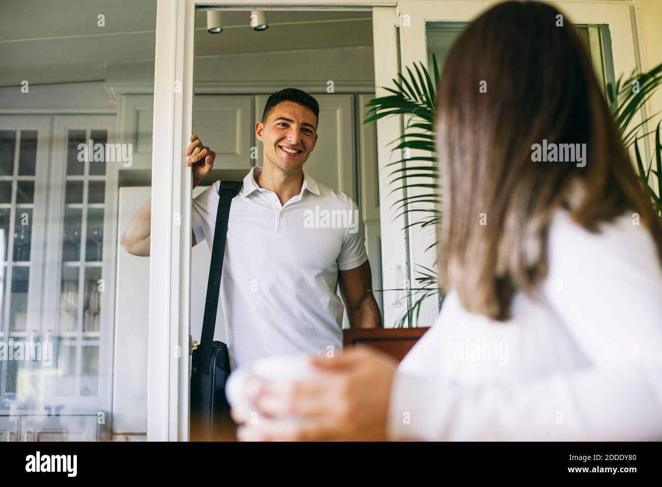 Woman entering room smiling hi-res stock photography and images - Alamy