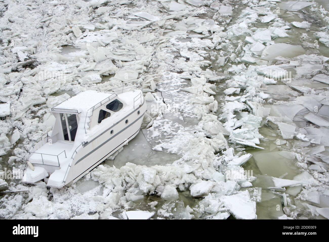 Boat iced up hi-res stock photography and images - Alamy