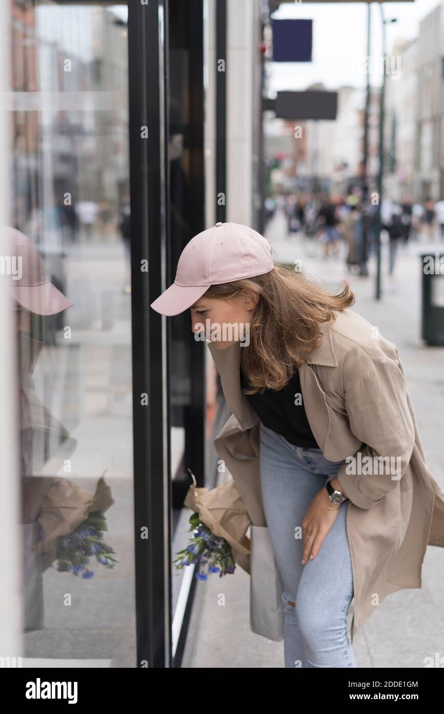 Woman looking glass hi-res stock photography and images - Alamy
