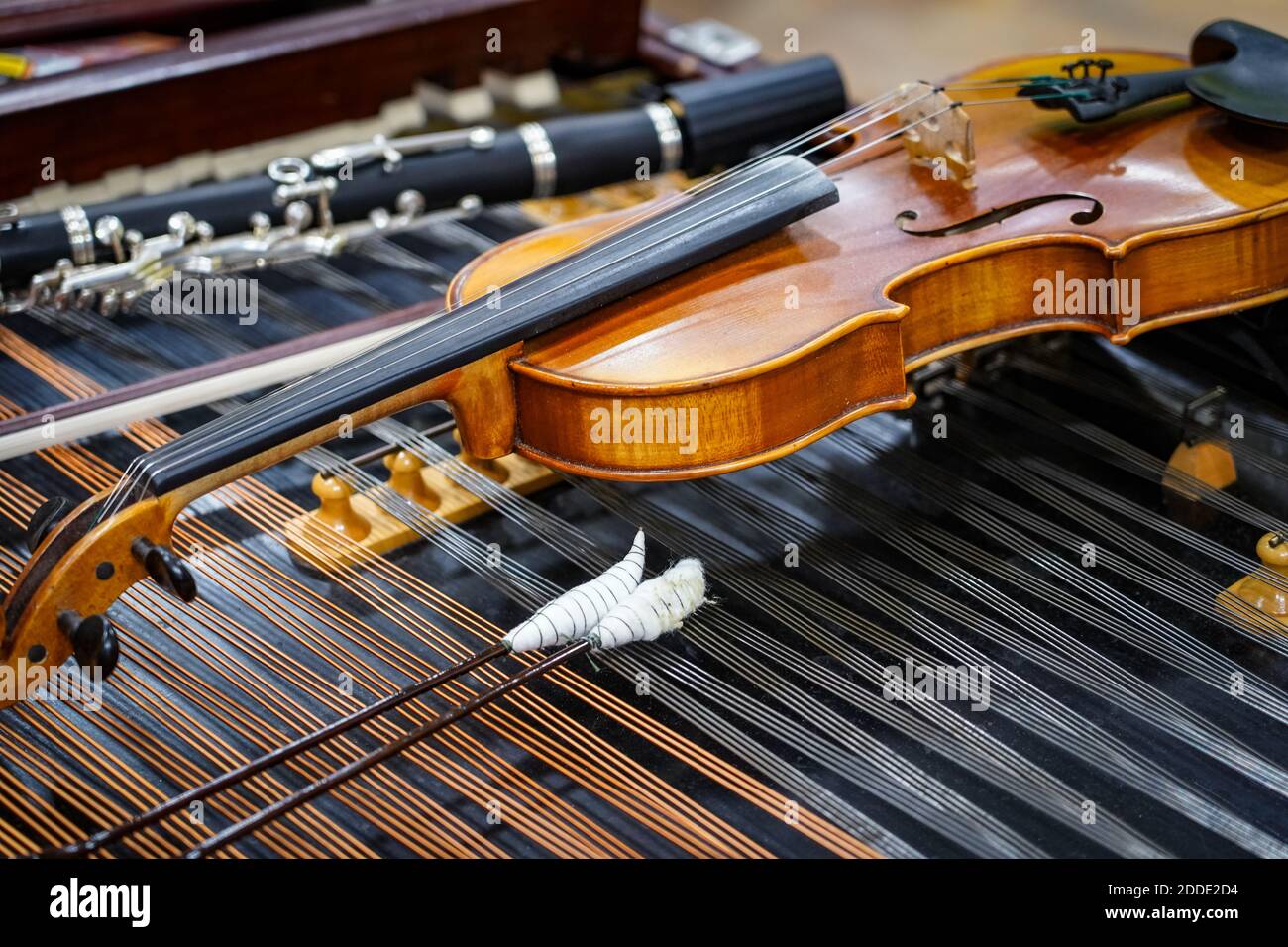 Viol instrument hi-res stock photography and images - Alamy
