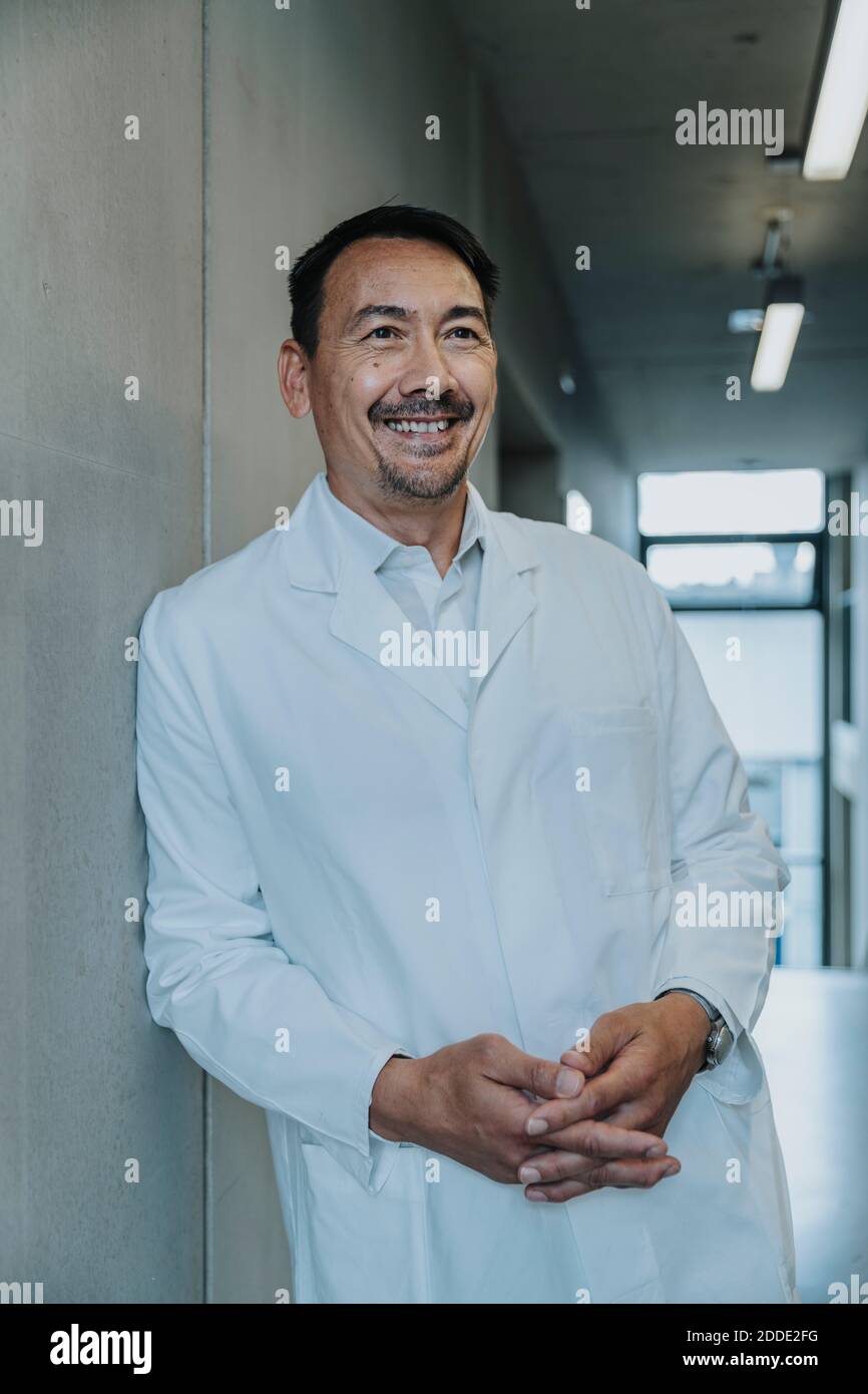 Scientist hands hi-res stock photography and images - Alamy