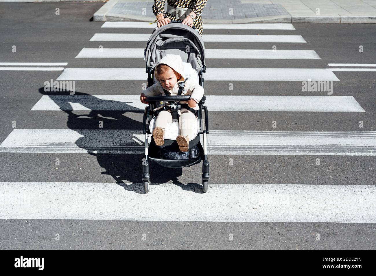 Mother children crossing road hi-res stock photography and images - Alamy