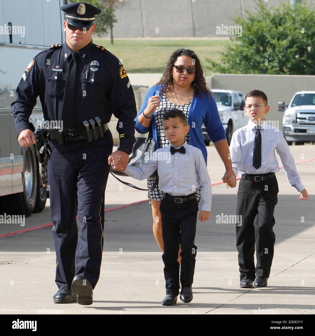 NO FILM, NO VIDEO, NO TV, NO DOCUMENTARY - A Dallas officer arrives ...