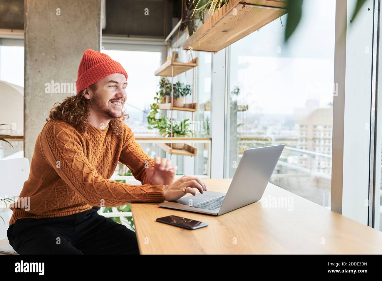 Man working laptop wearing cap hi-res stock photography and images - Alamy