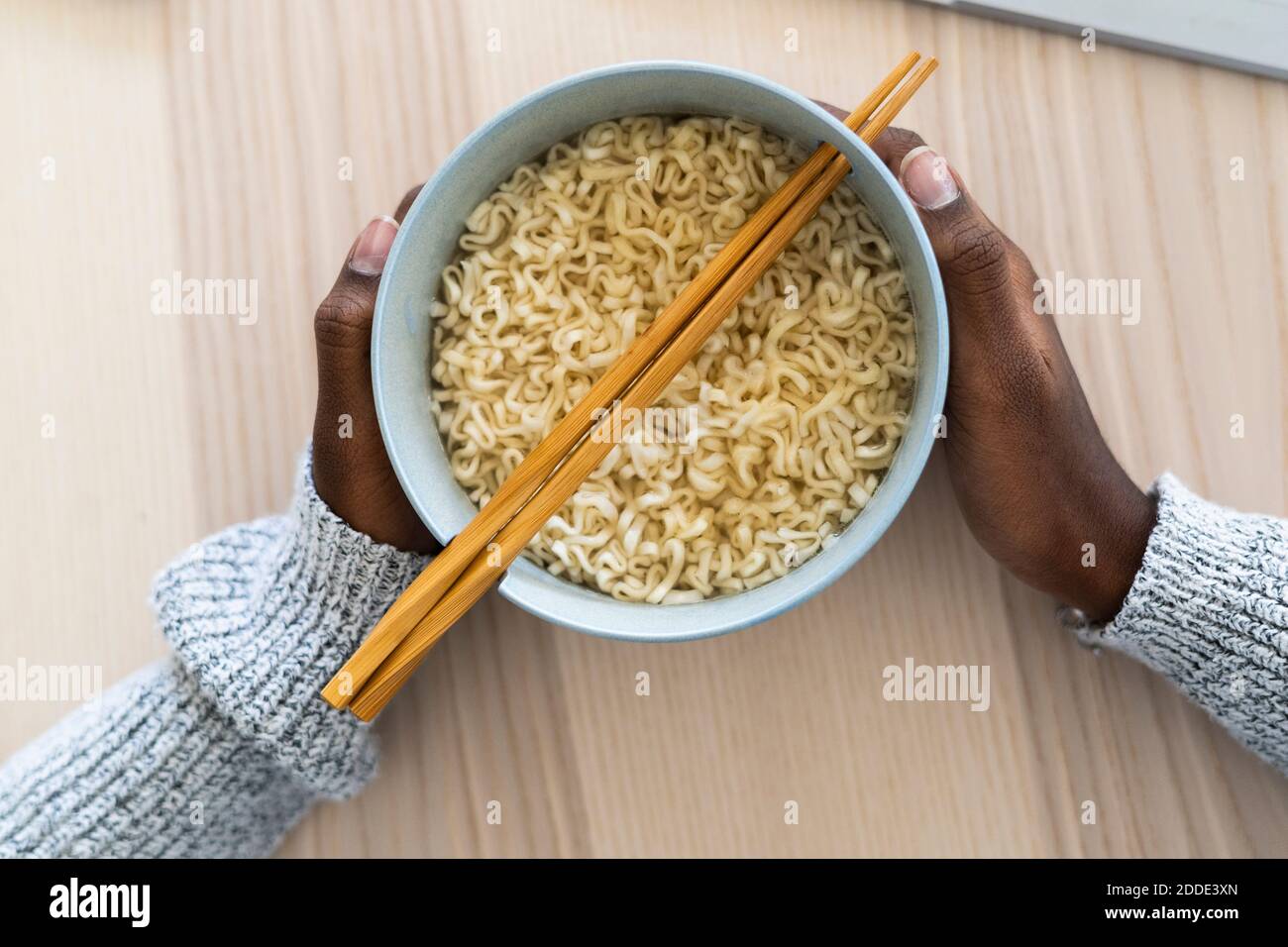 Hand holding noodle bowl hi-res stock photography and images - Alamy