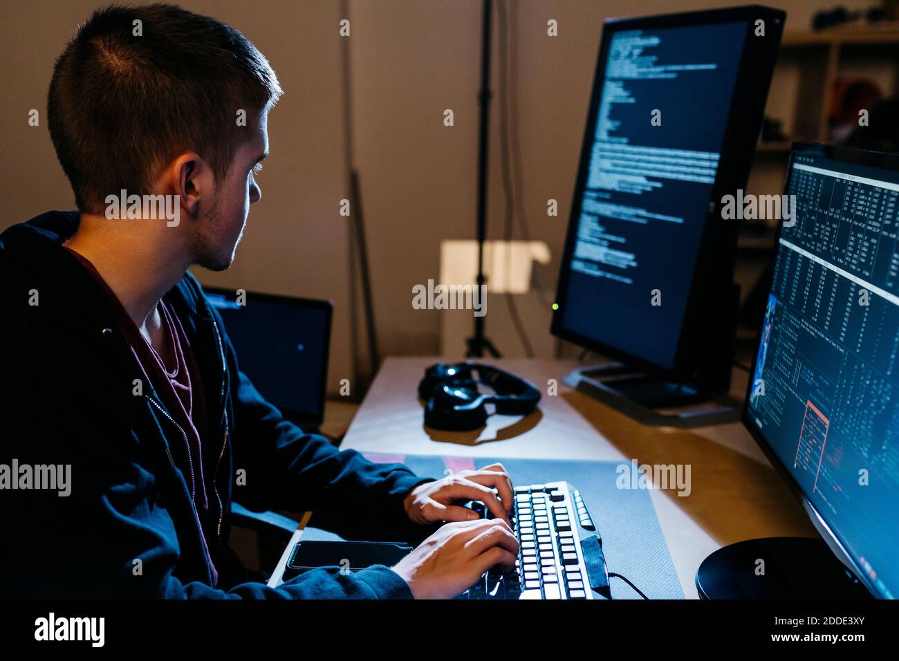 Male coding computer screen hi-res stock photography and images - Alamy