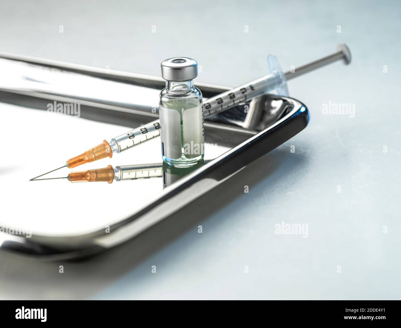 Metal tray with syringe and vial of vaccine Stock Photo - Alamy