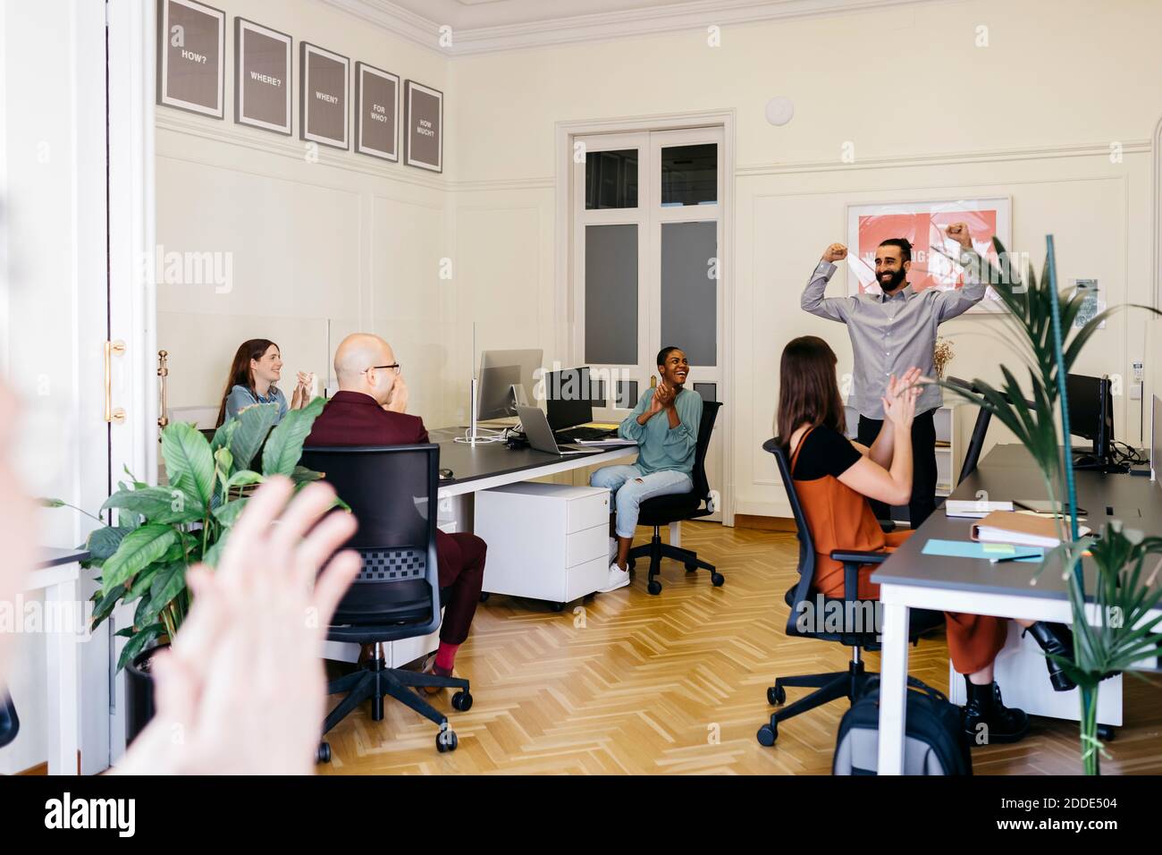 Clapping cheering hi-res stock photography and images - Alamy