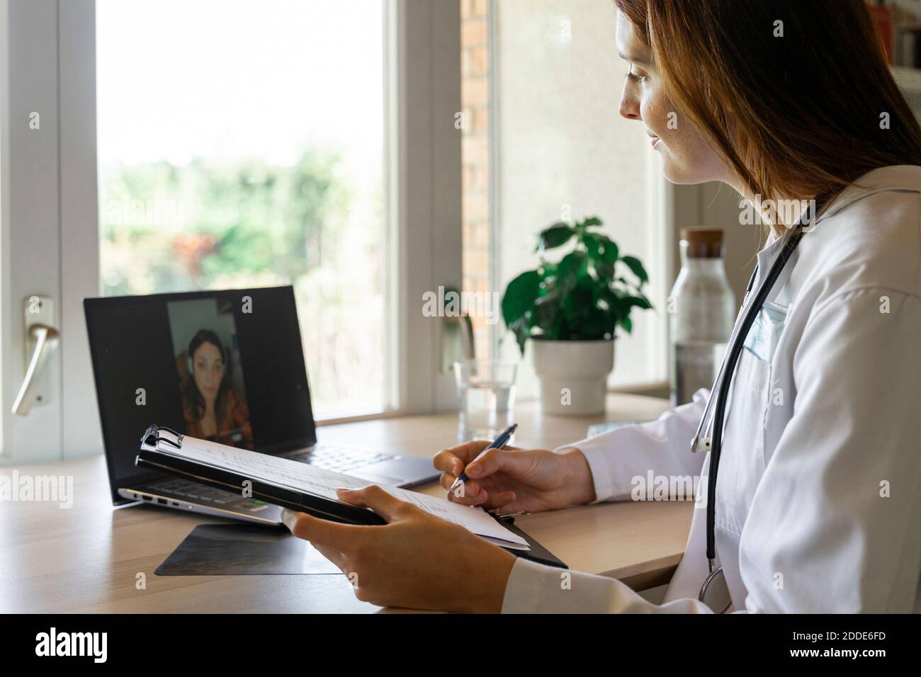 Doctor patient online communication hi-res stock photography and images ...