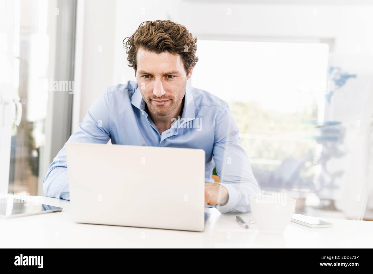 Man working in net hi-res stock photography and images - Alamy