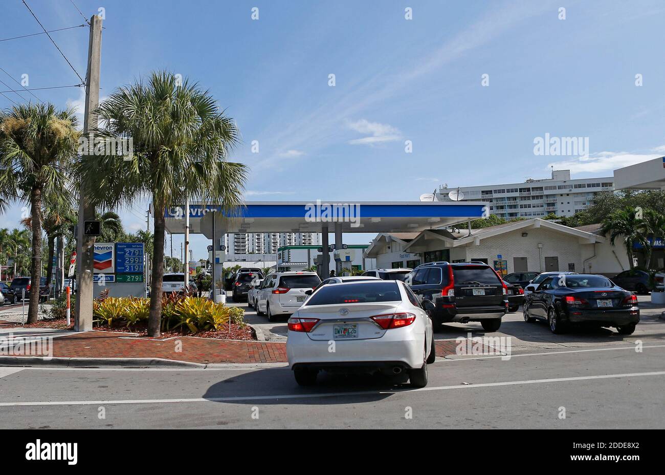 Chevron gasoline station 2017 hi-res stock photography and images - Alamy