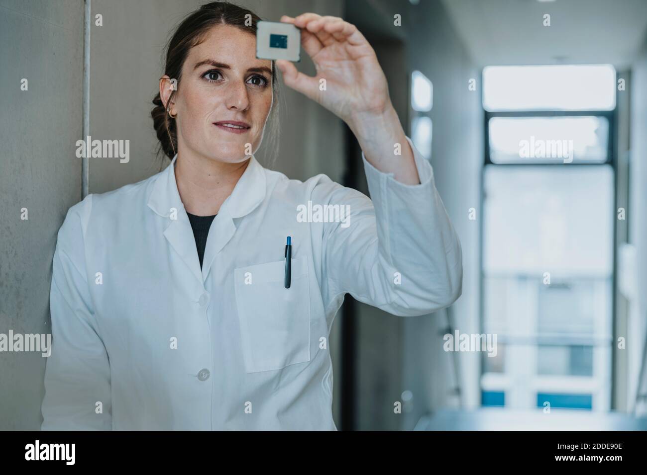 Female computer scientist hi-res stock photography and images - Alamy