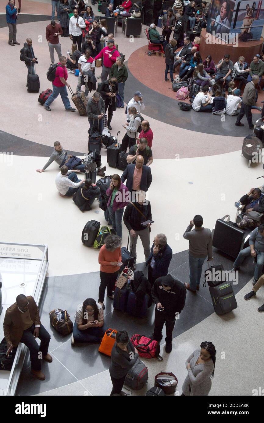 Long lines airport usa hi-res stock photography and images - Alamy