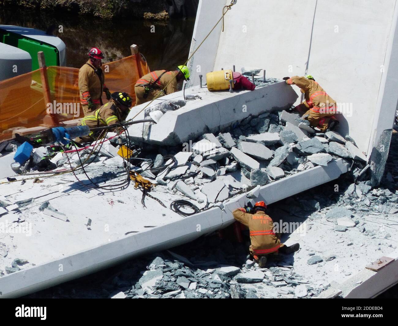 Bridge collapse miami hi-res stock photography and images - Alamy