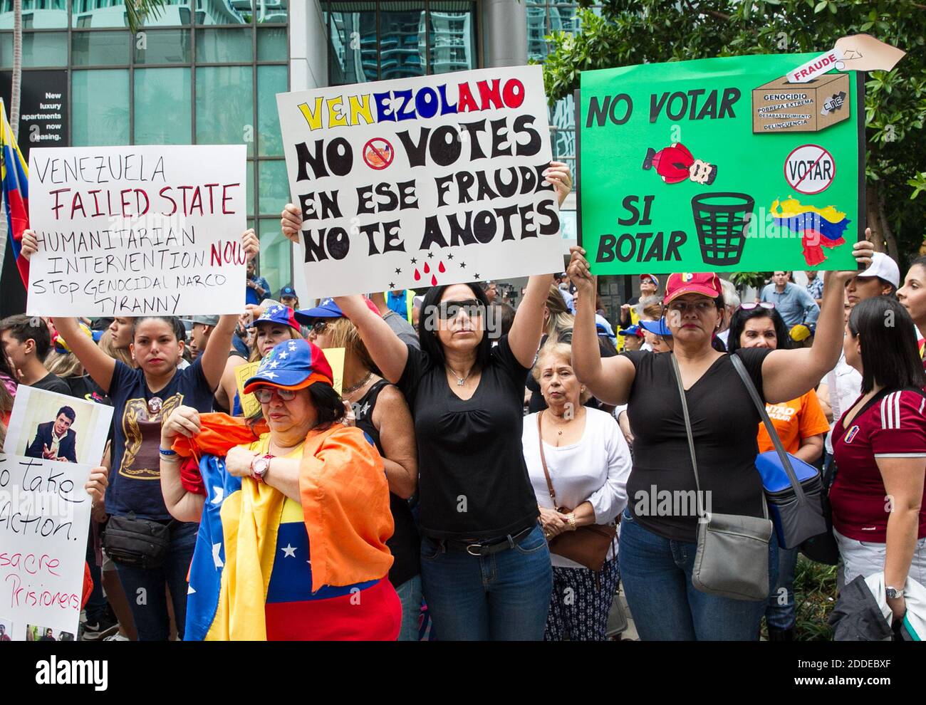 NO FILM, NO VIDEO, NO TV, NO DOCUMENTARY - Hundreds of Venezuelan ...