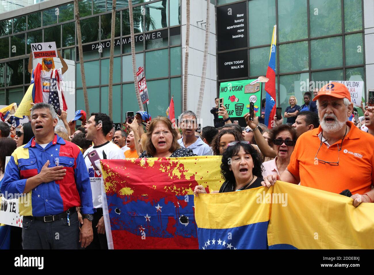 NO FILM, NO VIDEO, NO TV, NO DOCUMENTARY - Hundreds of Venezuelan ...