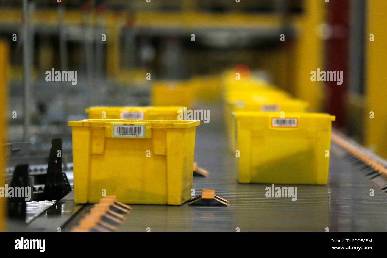 Amazon fulfillment center conveyor hi-res stock photography and images ...