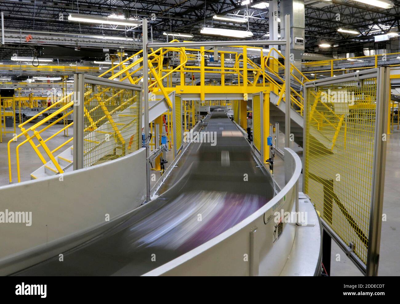 Amazon fulfillment center conveyor hi-res stock photography and images ...