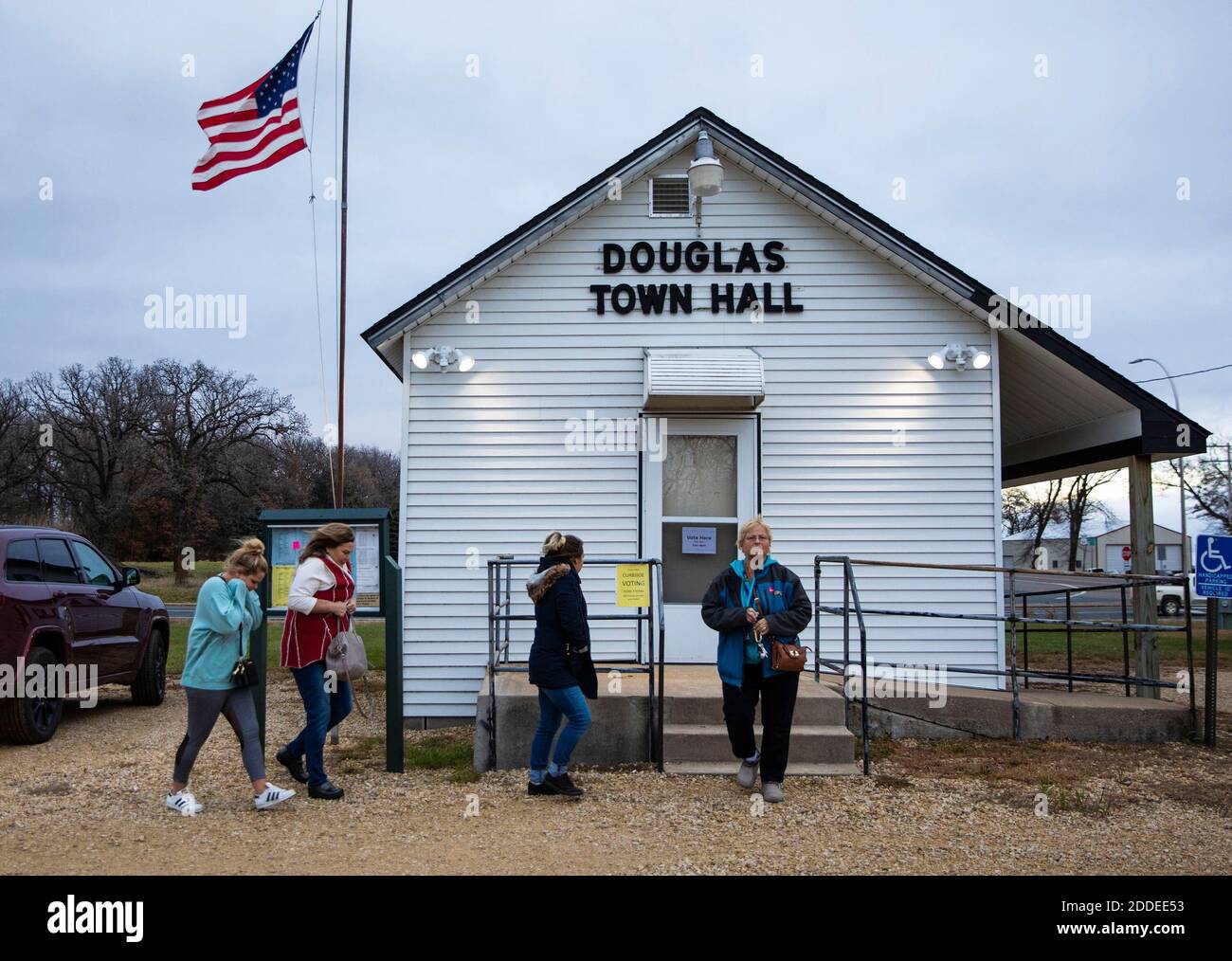 Curbside voting sign hi-res stock photography and images - Alamy