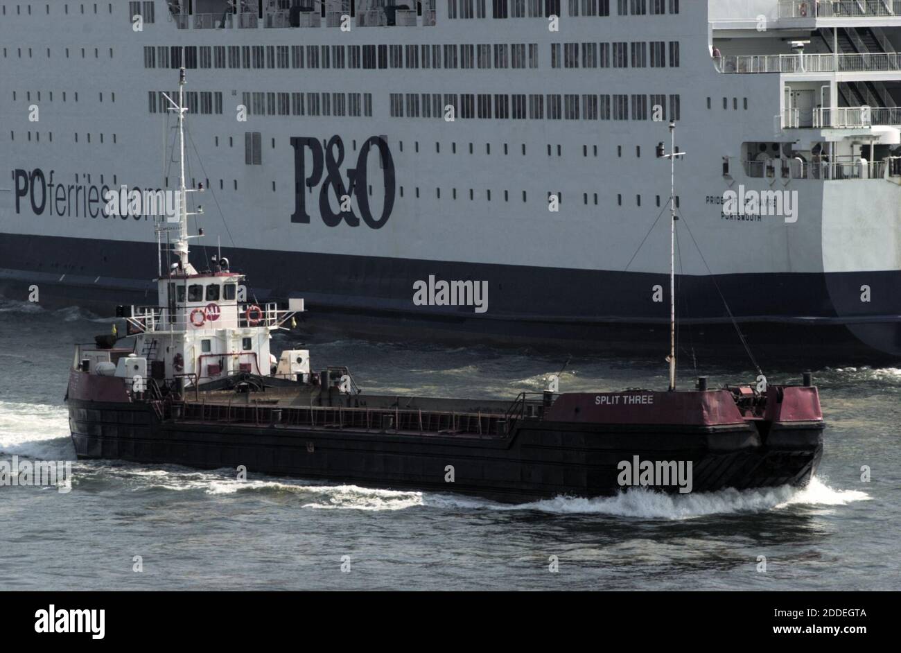 AJAXNETPHOTO. MAY, 2004. PORTSMOUTH, ENGLAND. - SPLIT HOPPER - ML ...