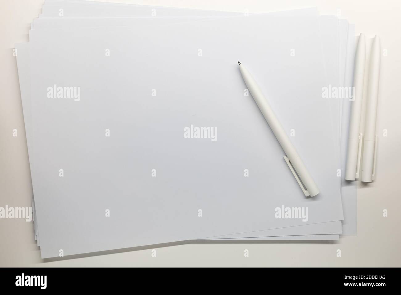 White surface table hi-res stock photography and images - Alamy
