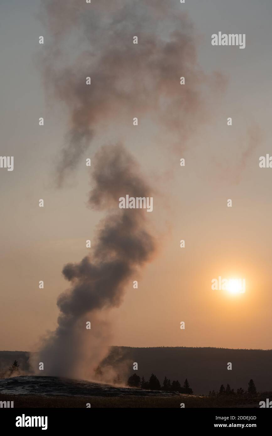 Old faithful yellowstone sunset hi-res stock photography and images - Alamy