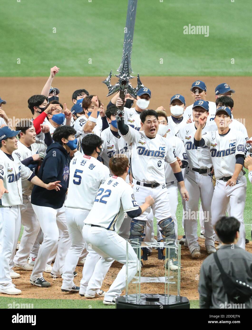 25th Nov, 2020. NC Dinos win Korean Series Catcher Yang Eui-ji (C) of ...