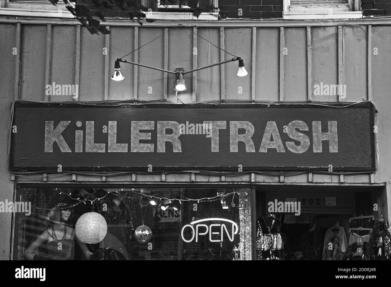 Black storefront hi-res stock photography and images - Alamy