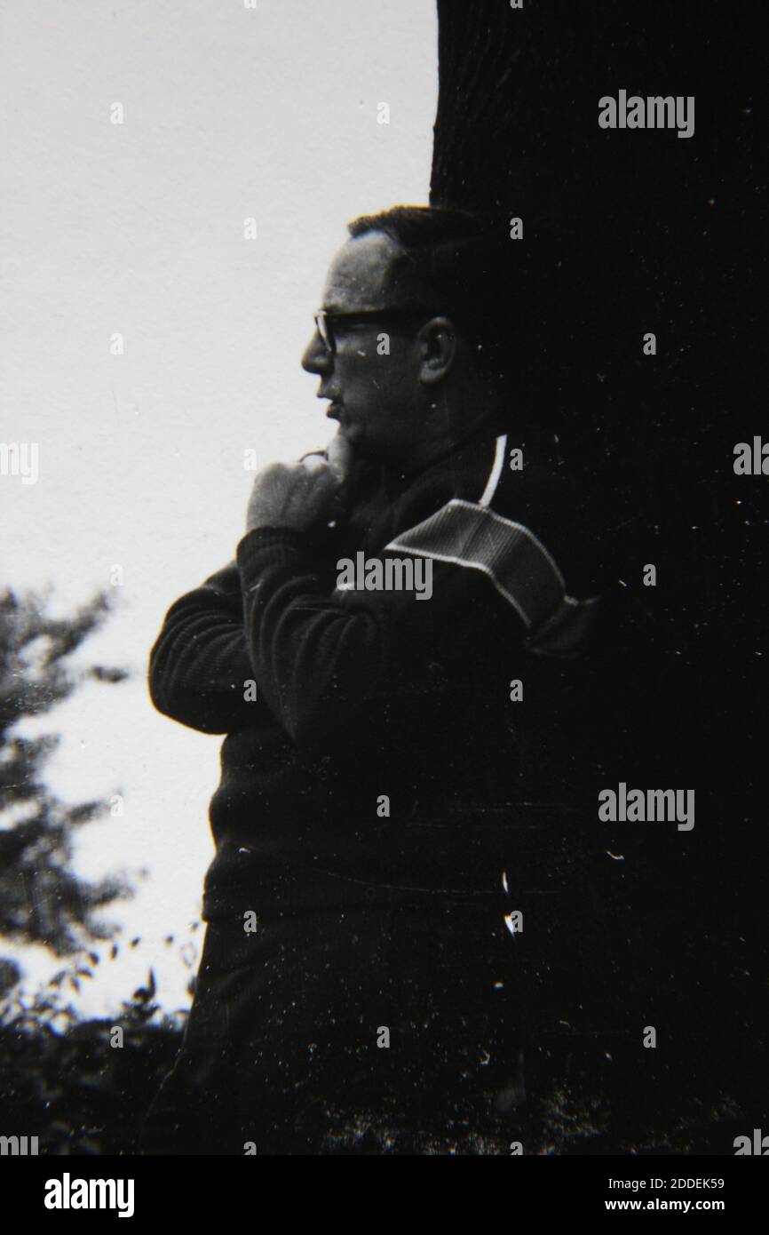 Man leaning against tree silhouette hi-res stock photography and images ...