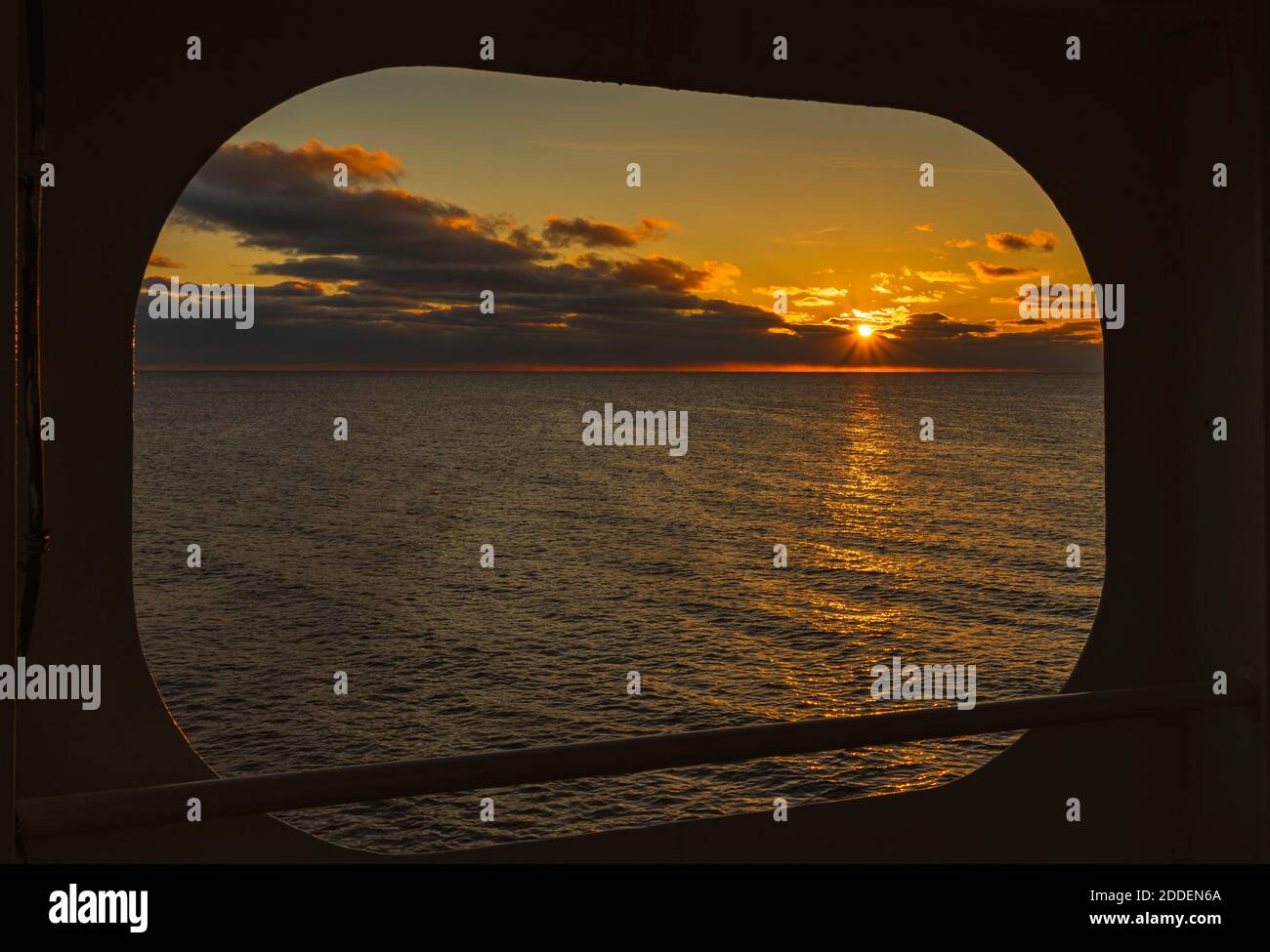 Port hole window hi-res stock photography and images - Alamy