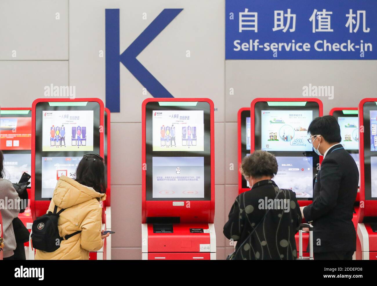 Check in process hi-res stock photography and images - Alamy