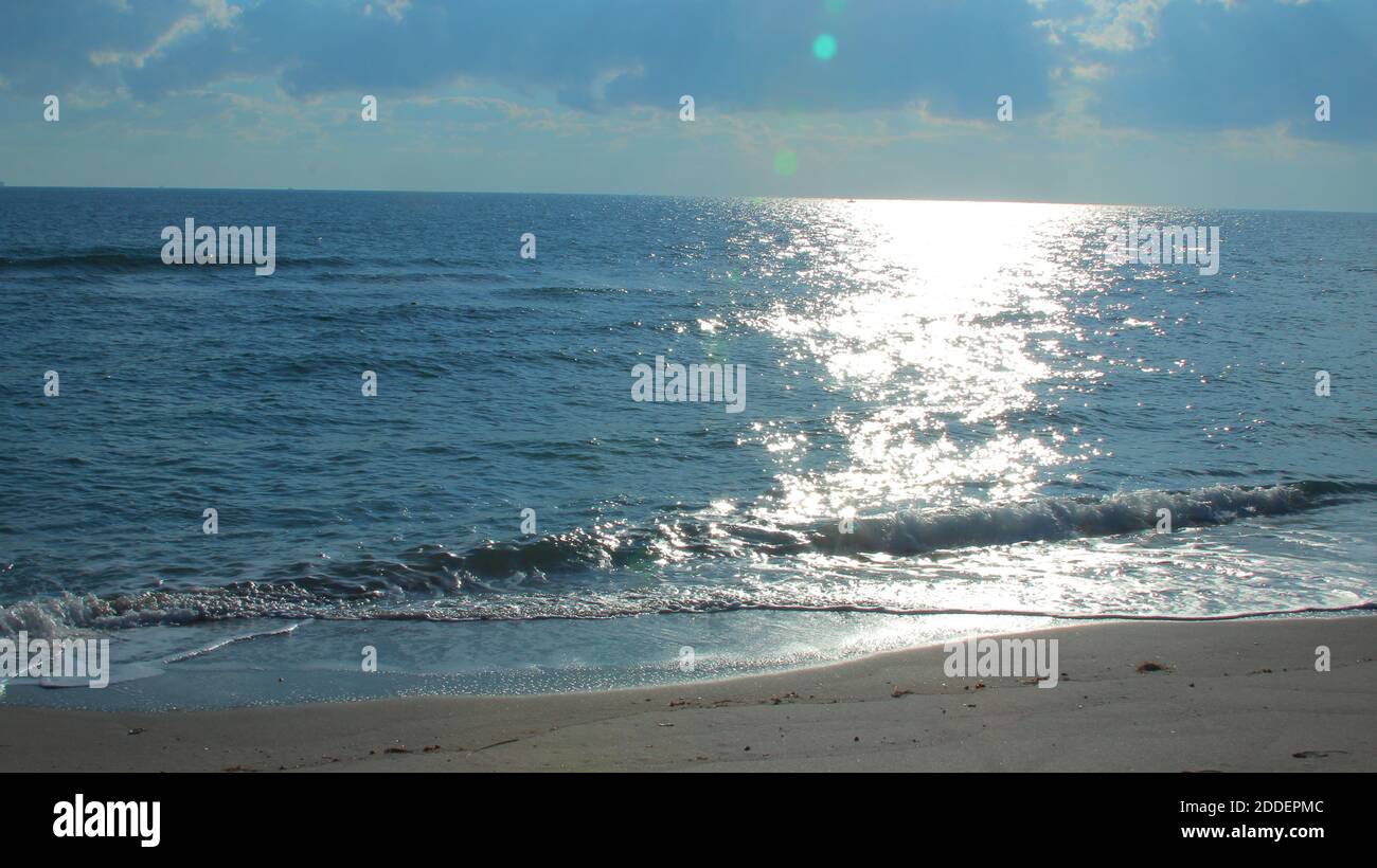 Shining water waves hi-res stock photography and images - Alamy