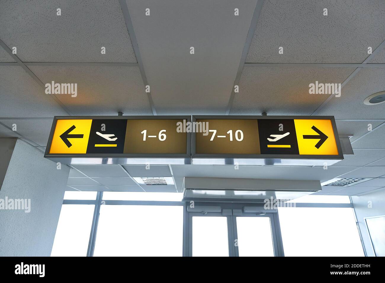 Gate numbers hi-res stock photography and images - Alamy