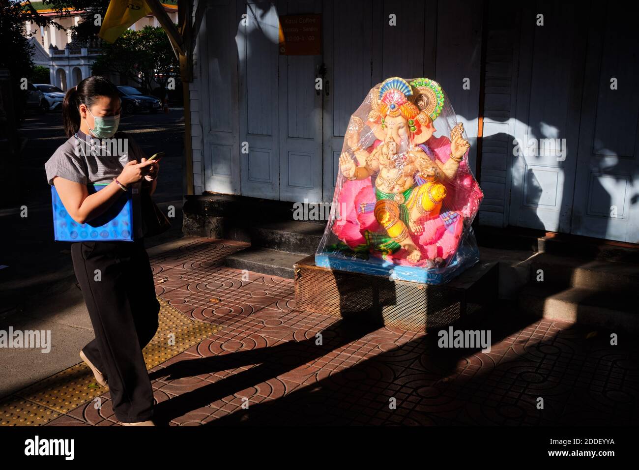 Thailand bangkok hindu god statue hi-res stock photography and images ...